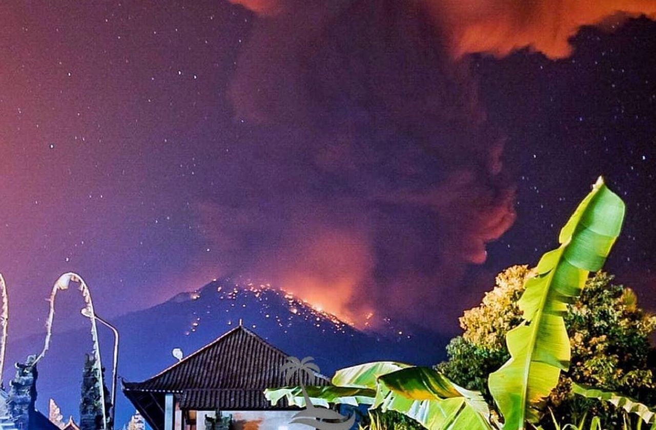 Éruption express et spectaculaire du volcan Agung en Indonésie - Le ...