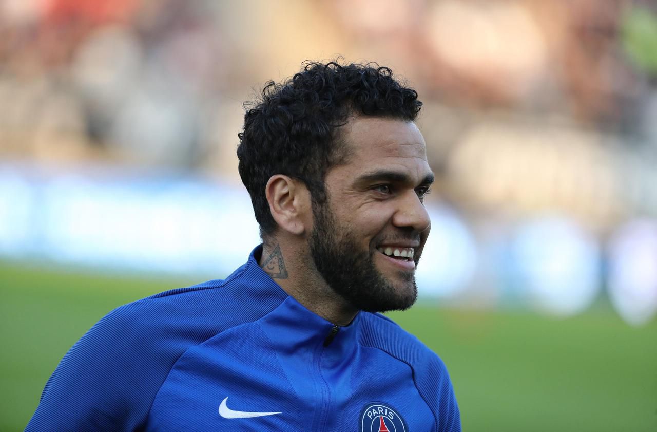 PSG : Dani Alves change de numéro de maillot - Le Parisien