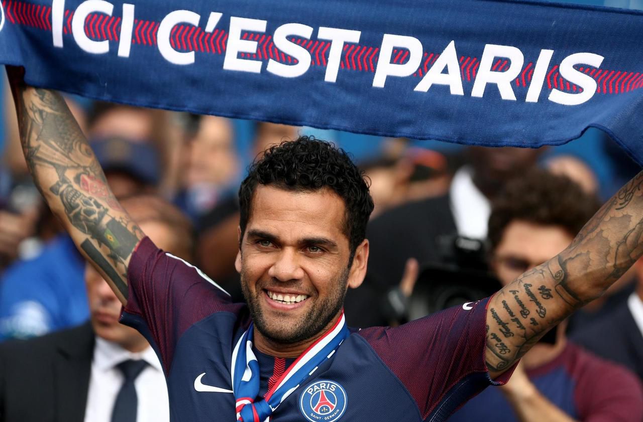 PSG : Dani Alves, le collectionneur de trophées - Le Parisien