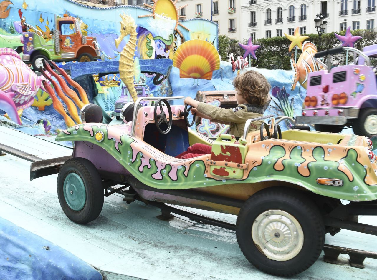 Autos-tamponneuses et barbe à papa à la fête foraine - Le Parisien