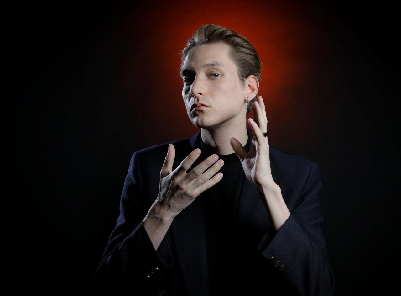 Musique : Thomas Azier chante la vie en «Rouge» - Le Parisien