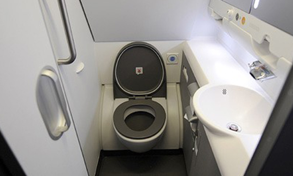 Bientôt des toilettes auto-nettoyantes anti-bactéries dans les avions ...