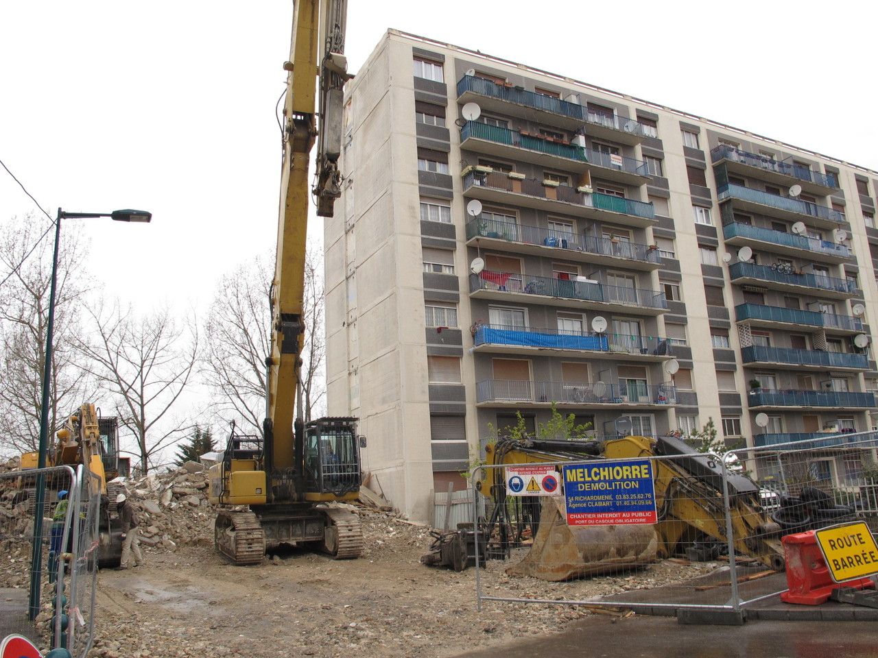 Mantes-la-Jolie : un immeuble grignoté au Val-Fourré - Le Parisien
