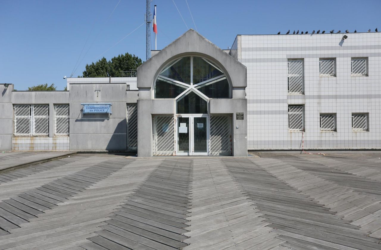 Le commissariat pris pour cible - Le Parisien