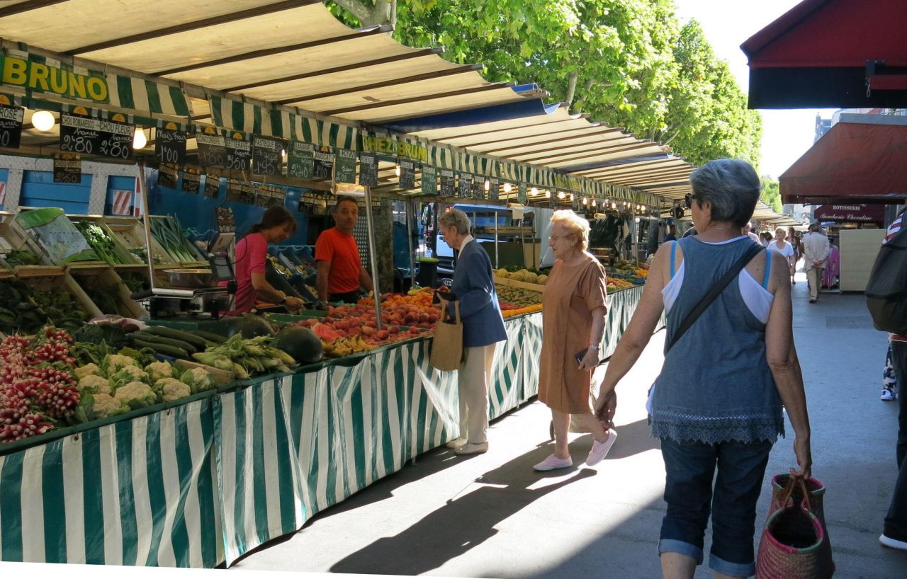 La ville récupère la gestion des marchés - Le Parisien