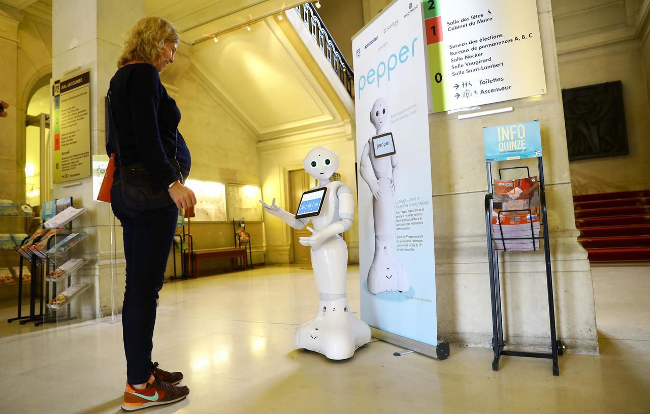 À Paris, un robot vous accueille à la mairie du XVe arrondissement - Le ...