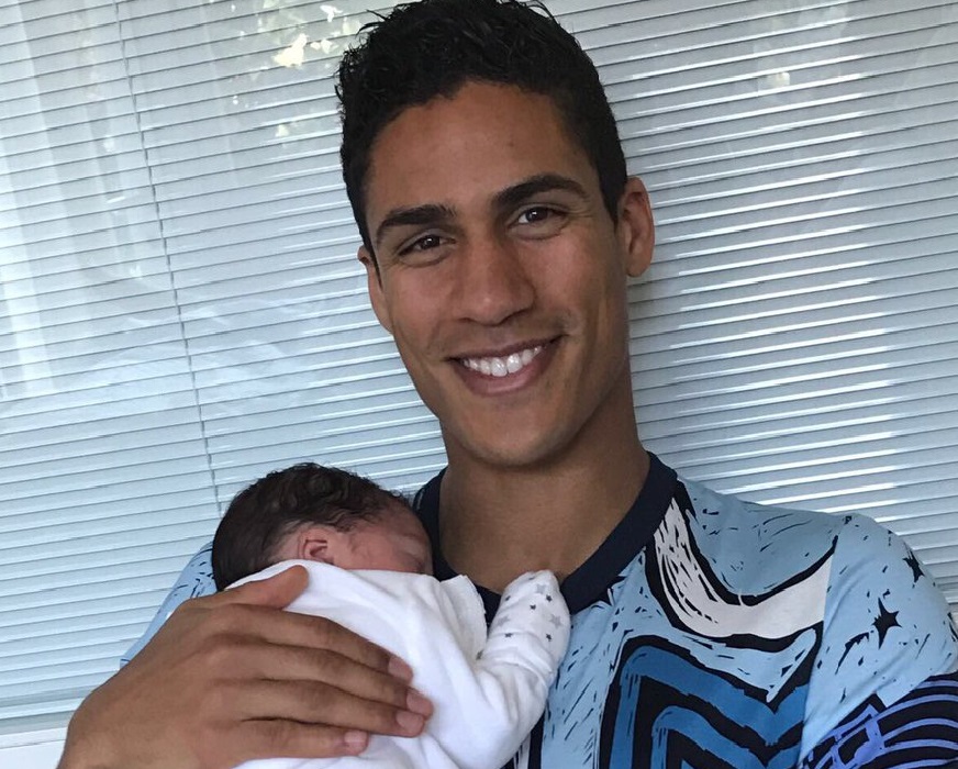 Carnet rose : le défenseur des Bleus Raphaël Varane est papa pour la ...