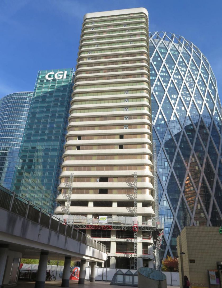 A La Défense, la tour Aurore dit adieu à son look seventies - Le Parisien