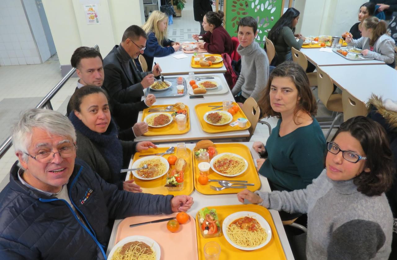 Paris : les parents s’invitent à la cantine pour dénoncer la qualité ...