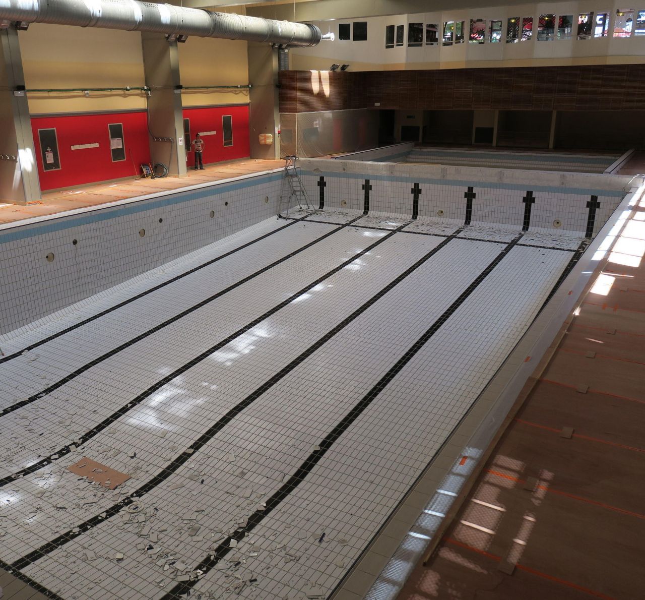 Remplacement de deux bassins : la piscine fermée en plein été - Le Parisien