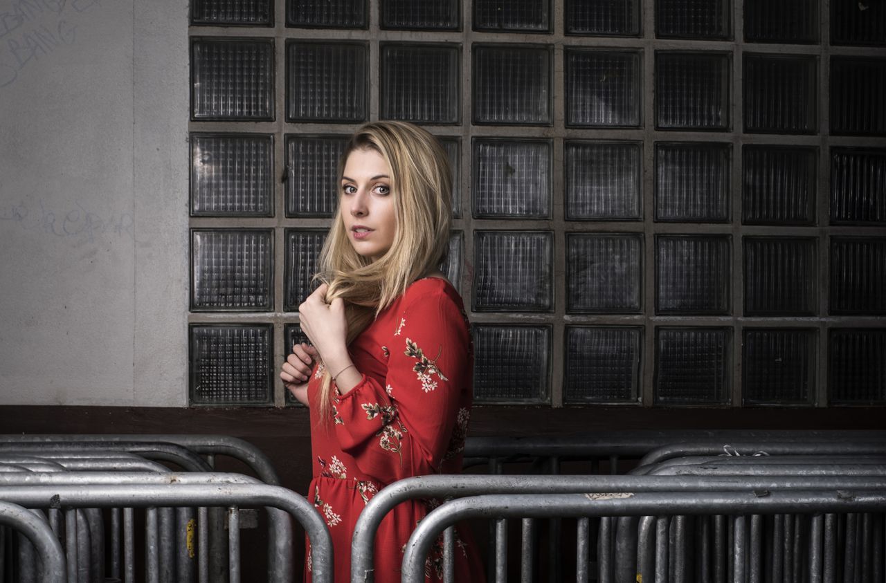 Laura Laune, drôle en diable - Le Parisien