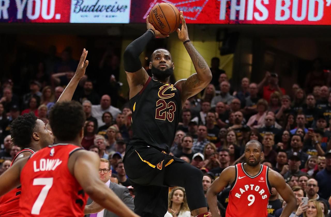 NBA : LeBron James inscrit encore un panier incroyable au «buzzer» - Le ...