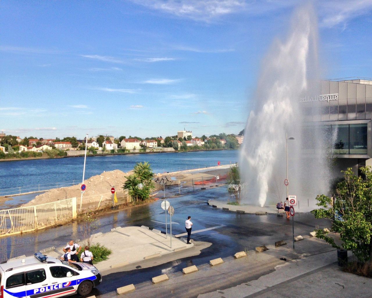 Un « geyser » plus haut que la médiathèque Aragon - Le Parisien
