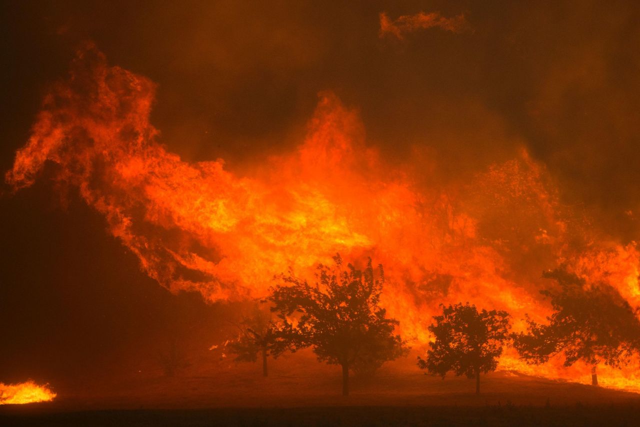 EN IMAGES. Spectaculaire incendie en Californie - Le Parisien