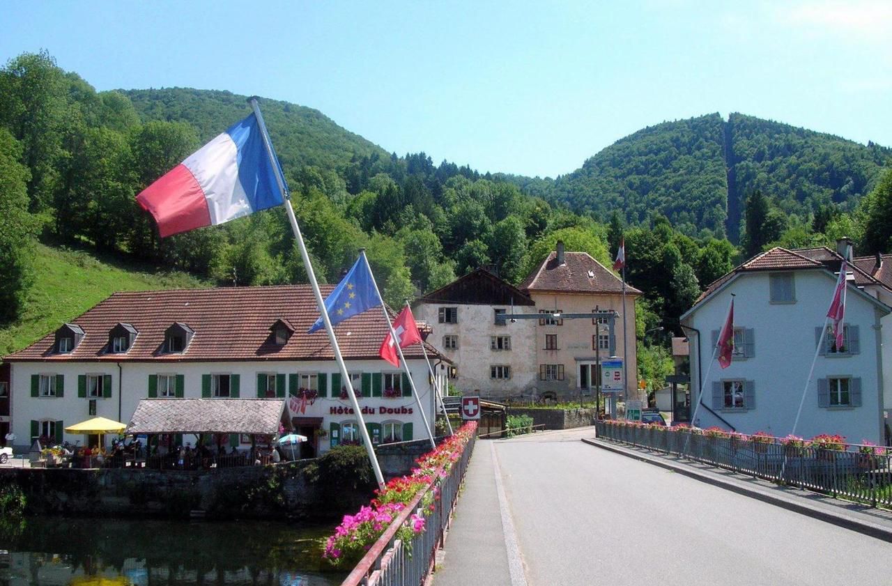 Restaurants ouverts côté suisse, fermés côté français : Goumois, le ...