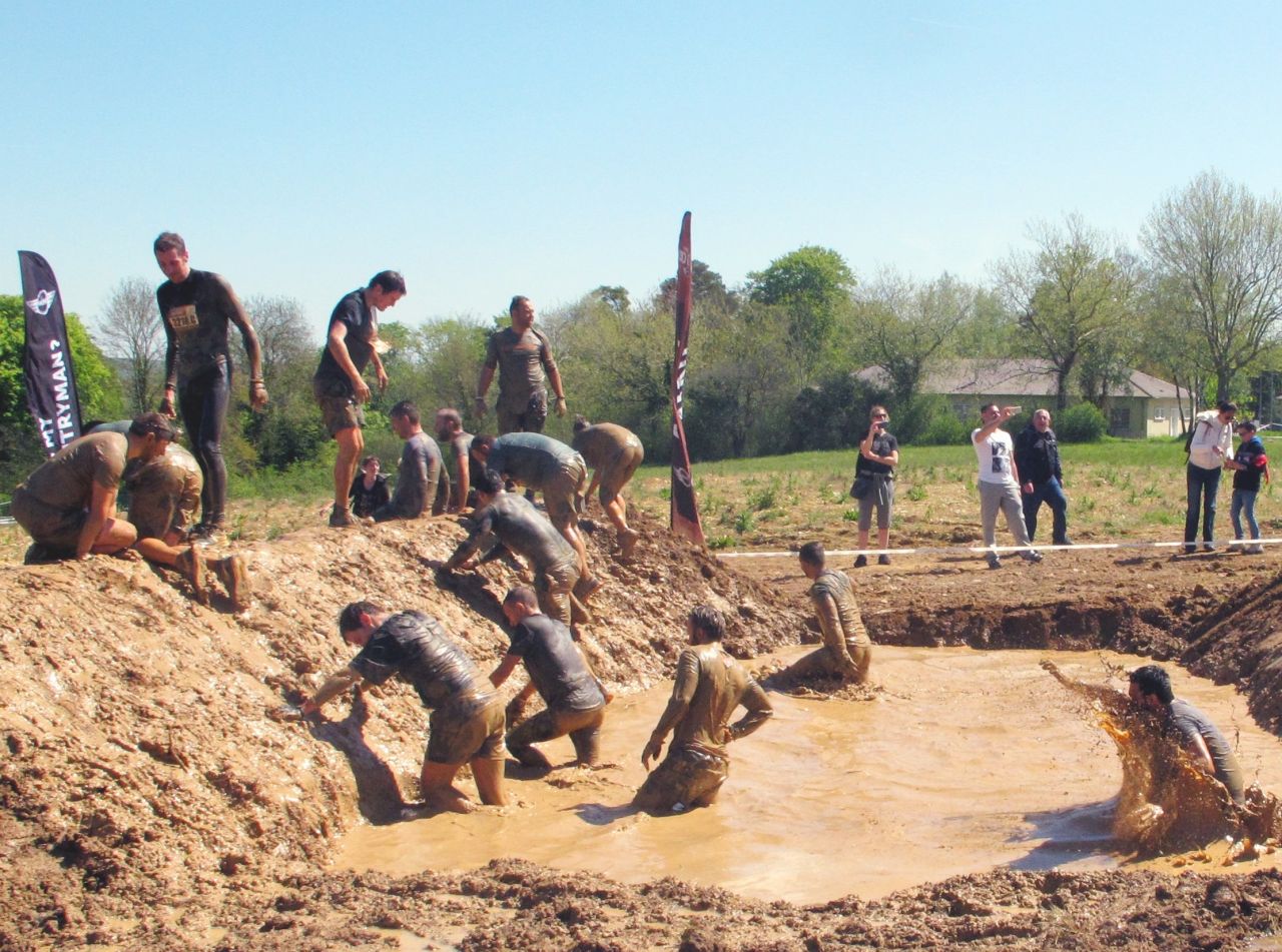 Trois jours de « bains » de boue au Mud Day - Le Parisien