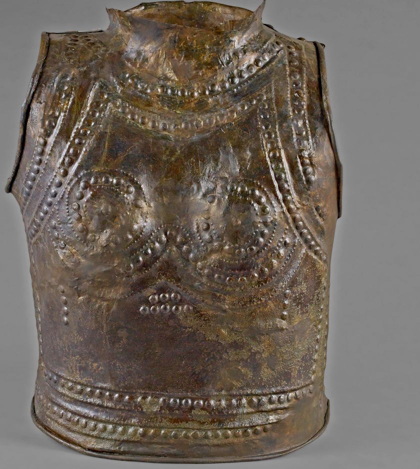 La cuirasse de Haute-Marne atterrit au Louvre Abu Dhabi - Le Parisien