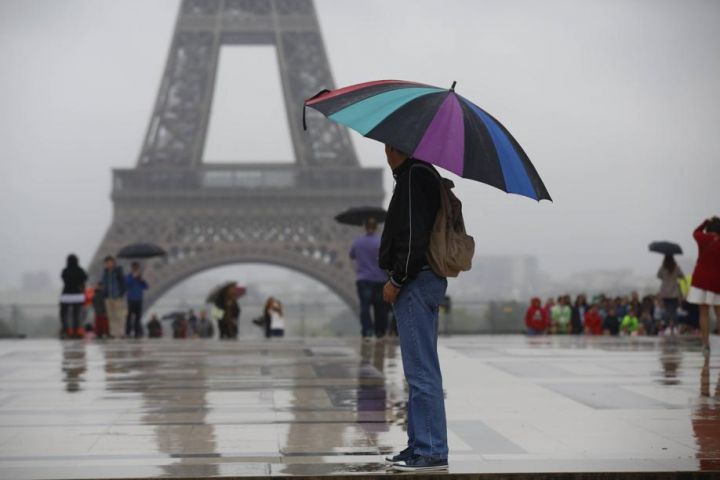 EN IMAGES. Paris : un dimanche sous la pluie - Le Parisien