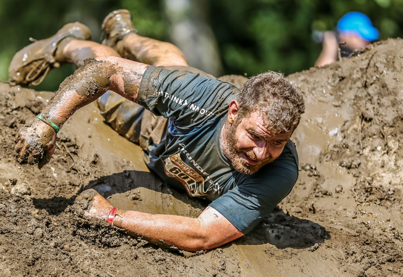 Mud Day : mais pourquoi aiment-ils se rouler dans la boue ? - Le Parisien